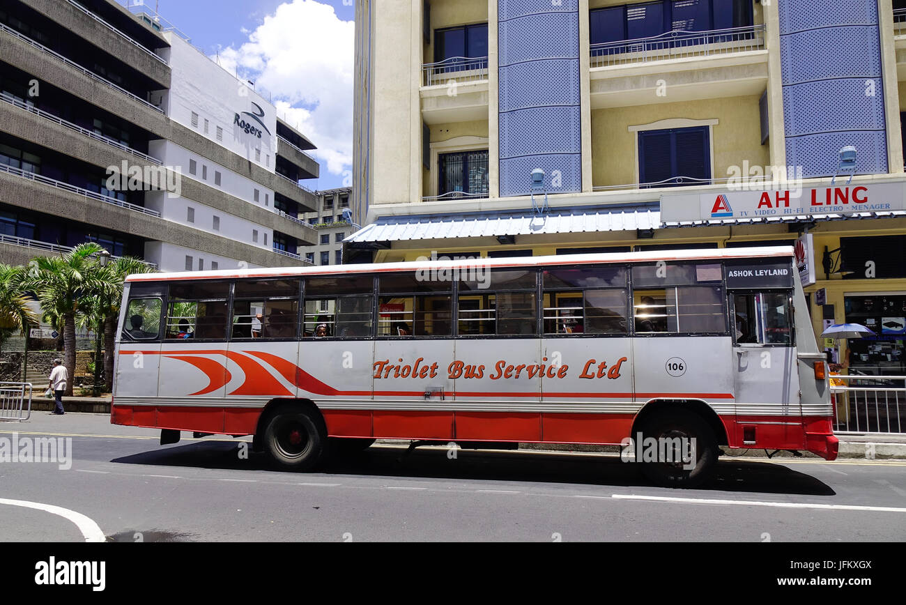 Port Louis, Mauritius - 14. Januar 2017. Ein Bus auf der Straße in Port ...