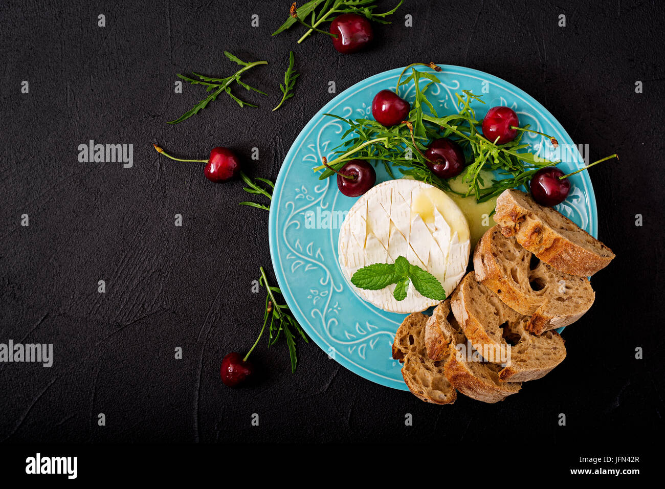 Gebackener Camembert Käse, Toast und Rucola-Salat mit süßen Kirschen ...