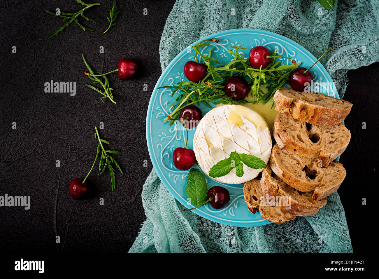 Gebackener Camembert Käse, Toast und Rucola-Salat mit süßen Kirschen ...