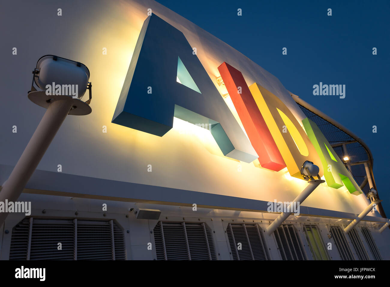 AIDA-Logo auf den Trichter des Kreuzfahrtschiffes AIDAsol beleuchtet ...