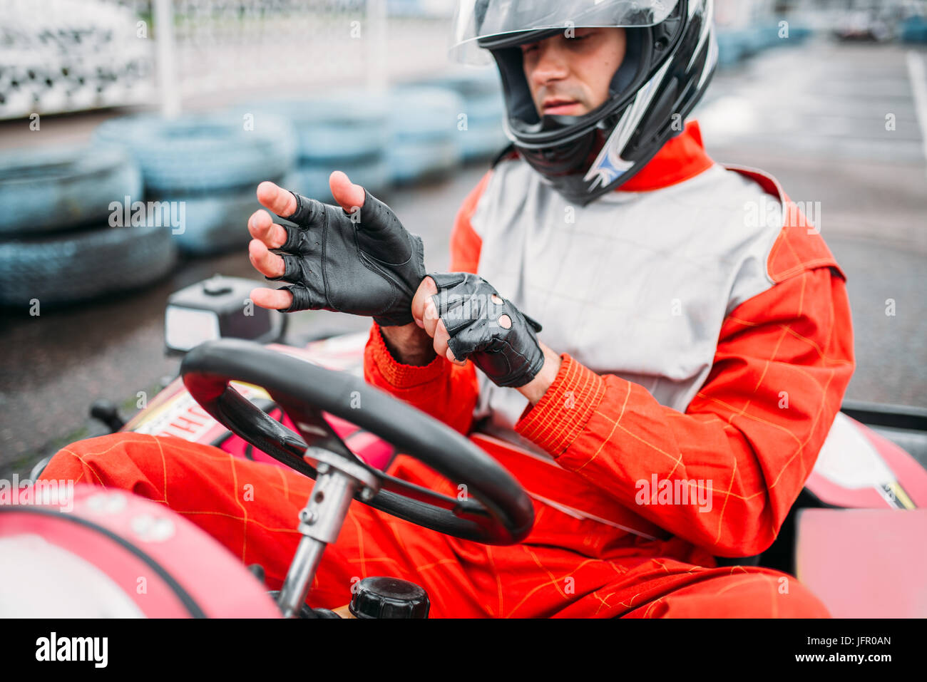 Go-Kart-Fahrer im Helm Kart Geschwindigkeit verfolgen. Kart Rennen Stockfotografie - Alamy