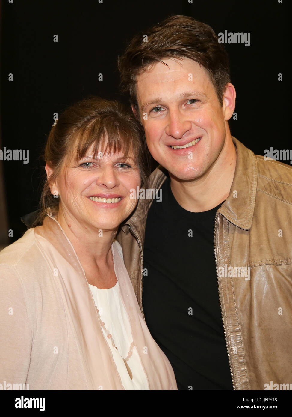 Sänger Matthias Steiner mit seiner Mama Michaela Stockfotografie - Alamy