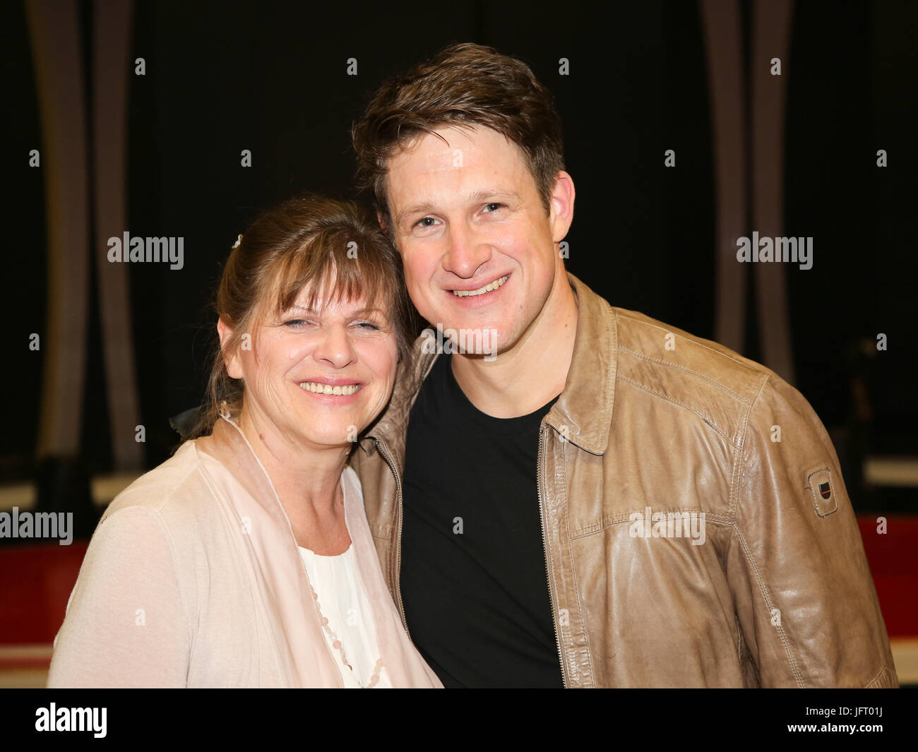 Sänger Matthias Steiner mit seiner Mama Michaela Stockfotografie - Alamy