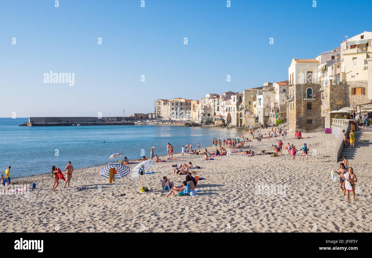 Der Strand und die Altstadt von Cefalù, Sizilien. Das historische ...