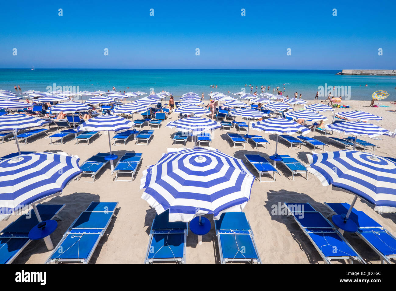 Der Strand in Cefalù, Sizilien. Historischen Cefalù ist ein wichtiges ...