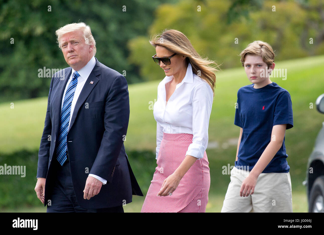 US-Präsident Donald J. Trump Wellen des Pressekorps als er und First Lady Melania Trump und Sohn ...