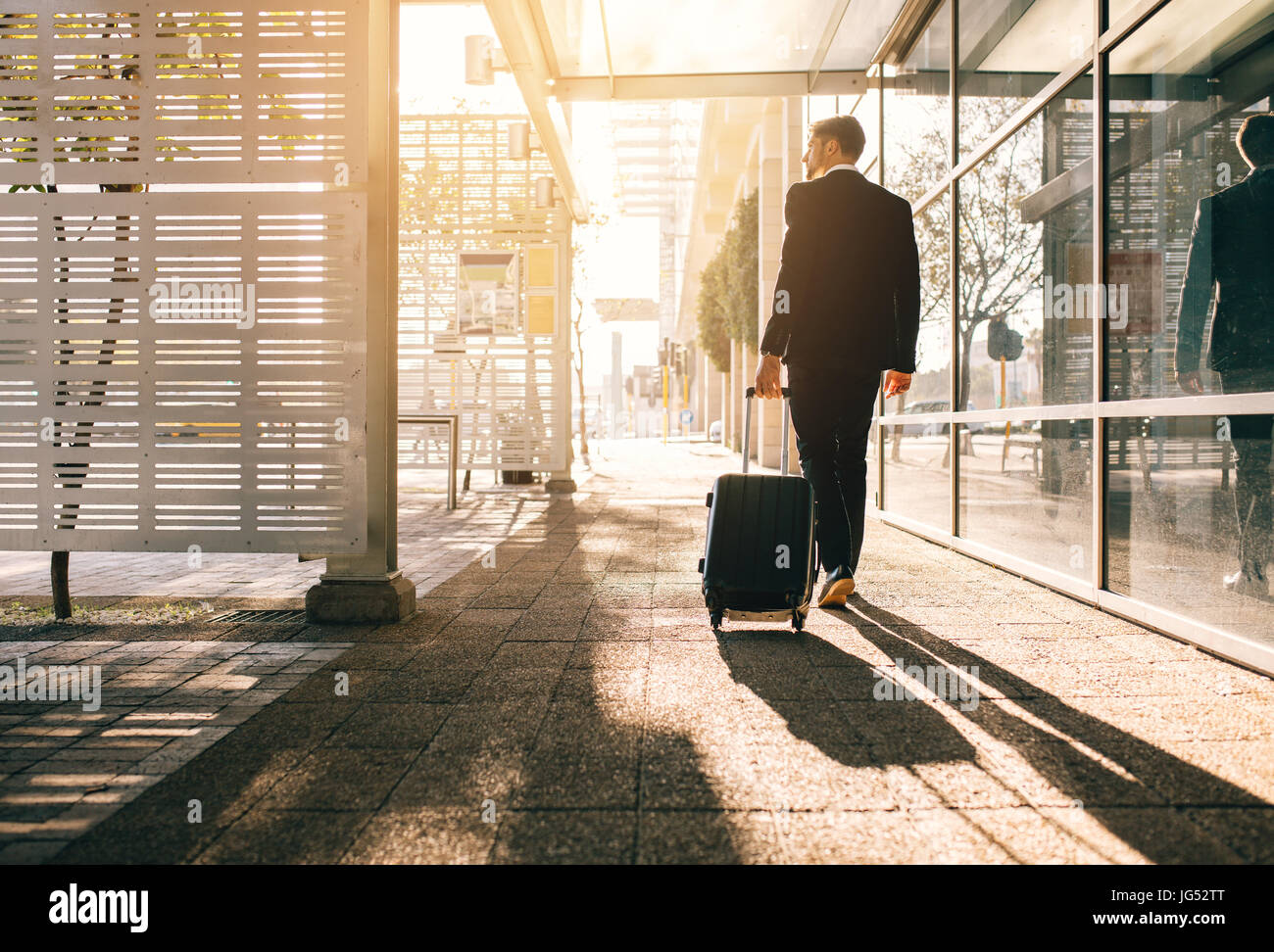 Person, die koffer zieht -Fotos und -Bildmaterial in hoher Auflösung ...