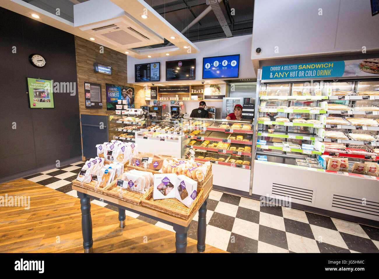 Innere des Greggs Drive Thru Bäckerei Irlam Gateway-Service-Station ...