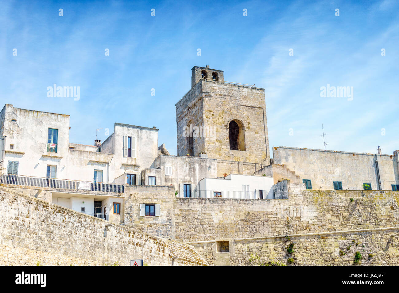 Mittelalterliche Burg und die Wände am Alfonsina Tor in Otranto ...