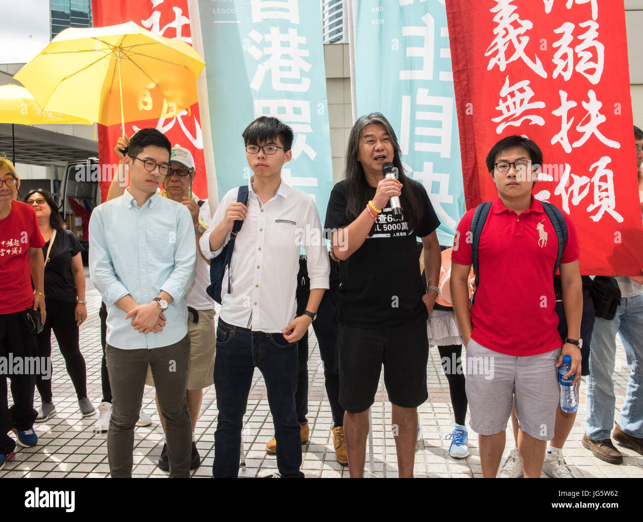 HONG KONG, CHINA - 03 Juli: Joshua Wong Chi-Fung (2. von links), die ...