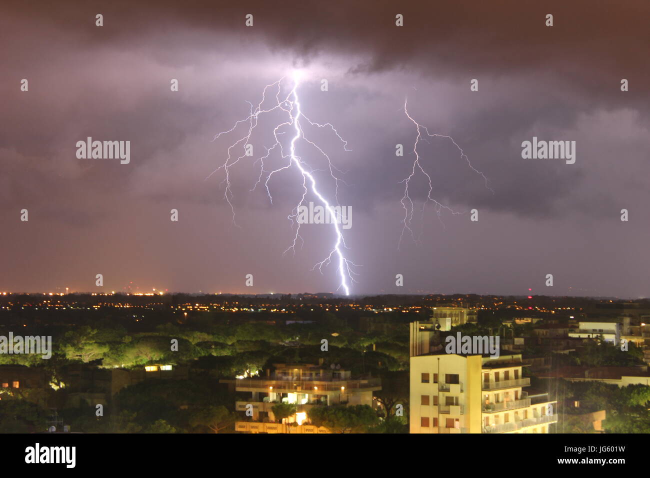 Tesla lightning -Fotos und -Bildmaterial in hoher Auflösung – Alamy