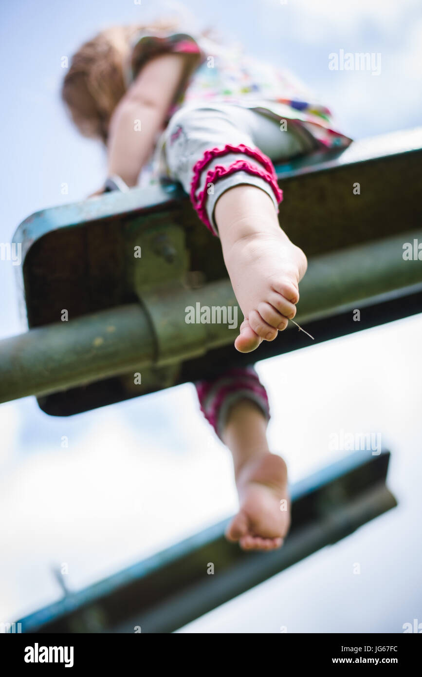 Ein Kind spielt auf einem Spielplatz Stockfotografie - Alamy