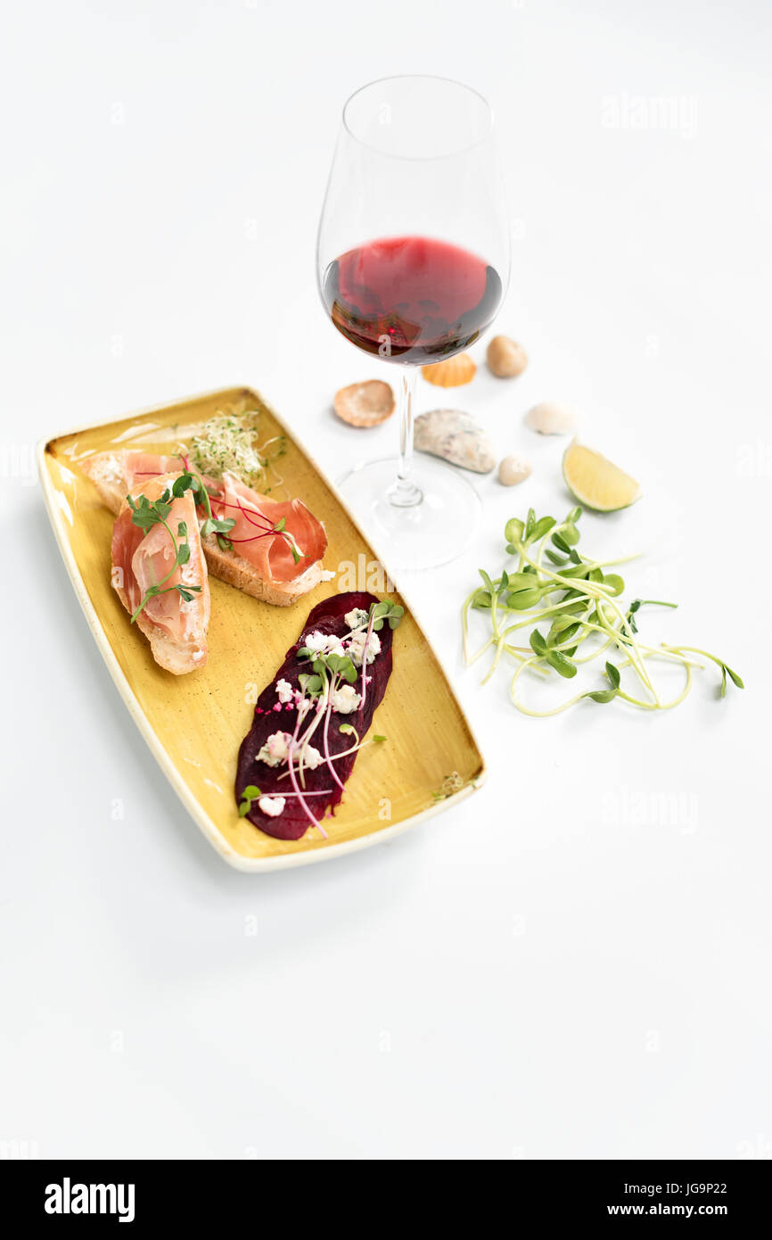 Bruschetta mit Parmaschinken und Wein. Microgreens auf gerösteten roten Rüben und Feta-Käse ...