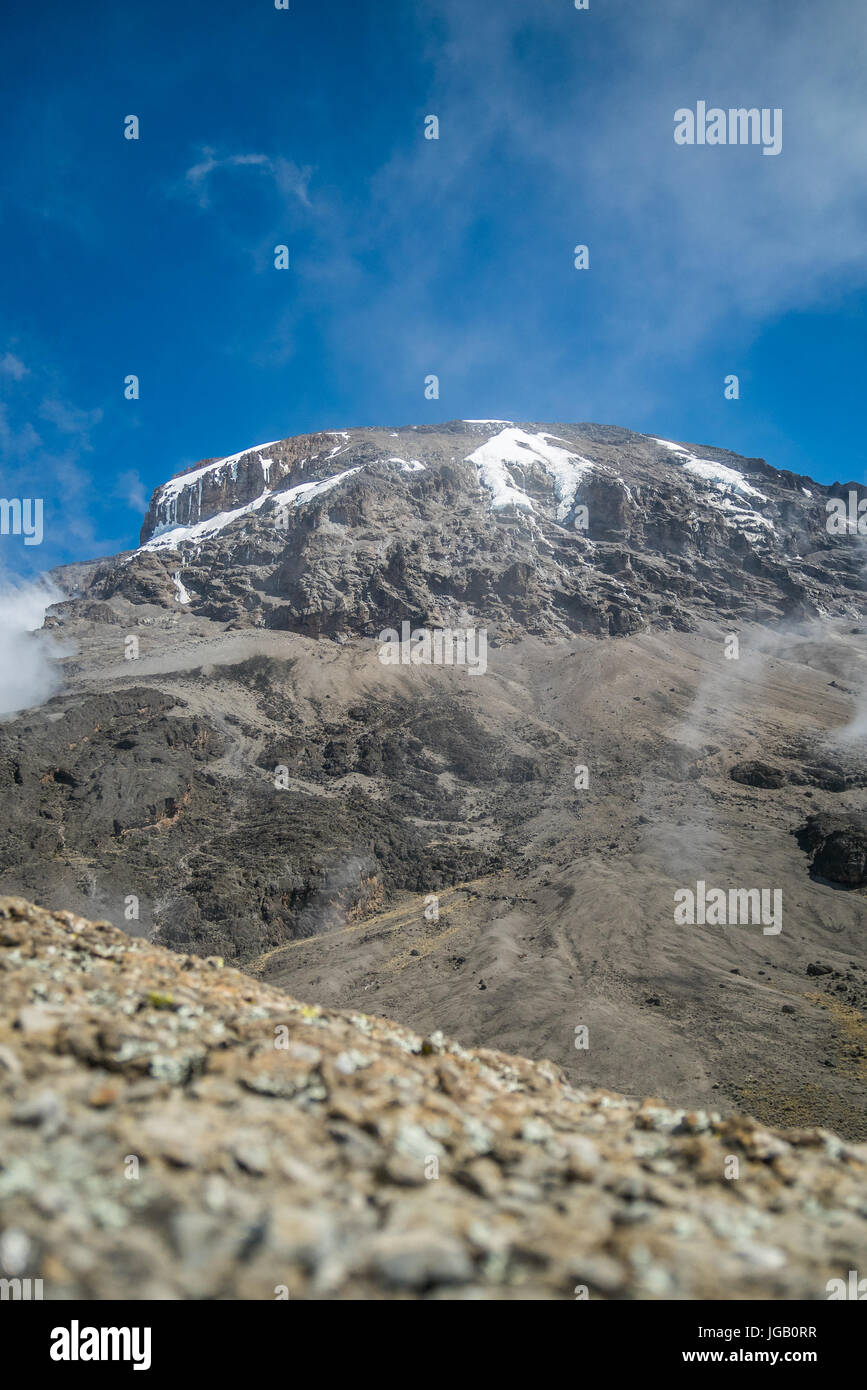 Mt kilimanjaro view kibo peak -Fotos und -Bildmaterial in hoher ...