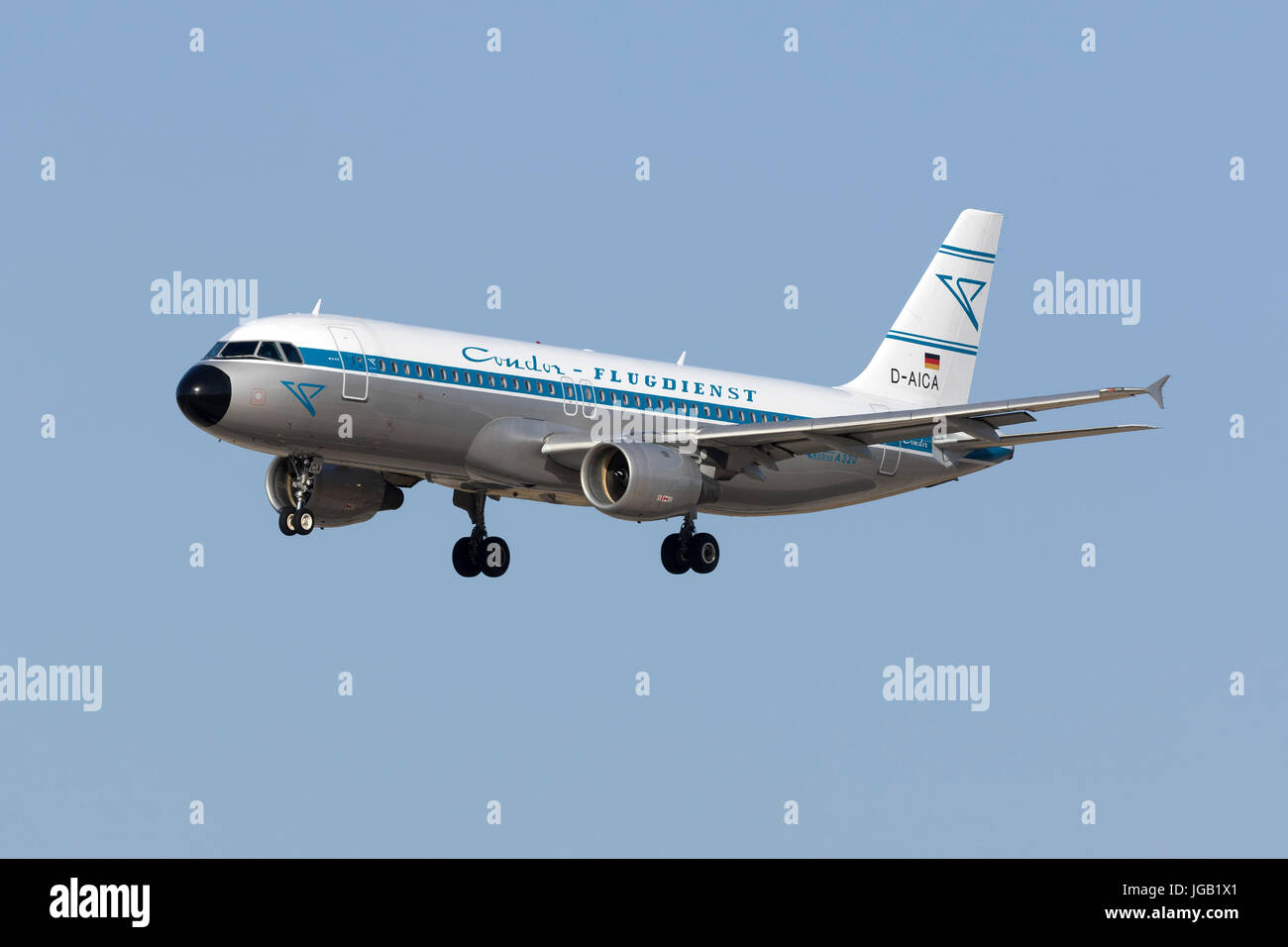 Condor Airbus A320-212 [D-AICA] in Retro-Lackierung Landebahn 31 ...