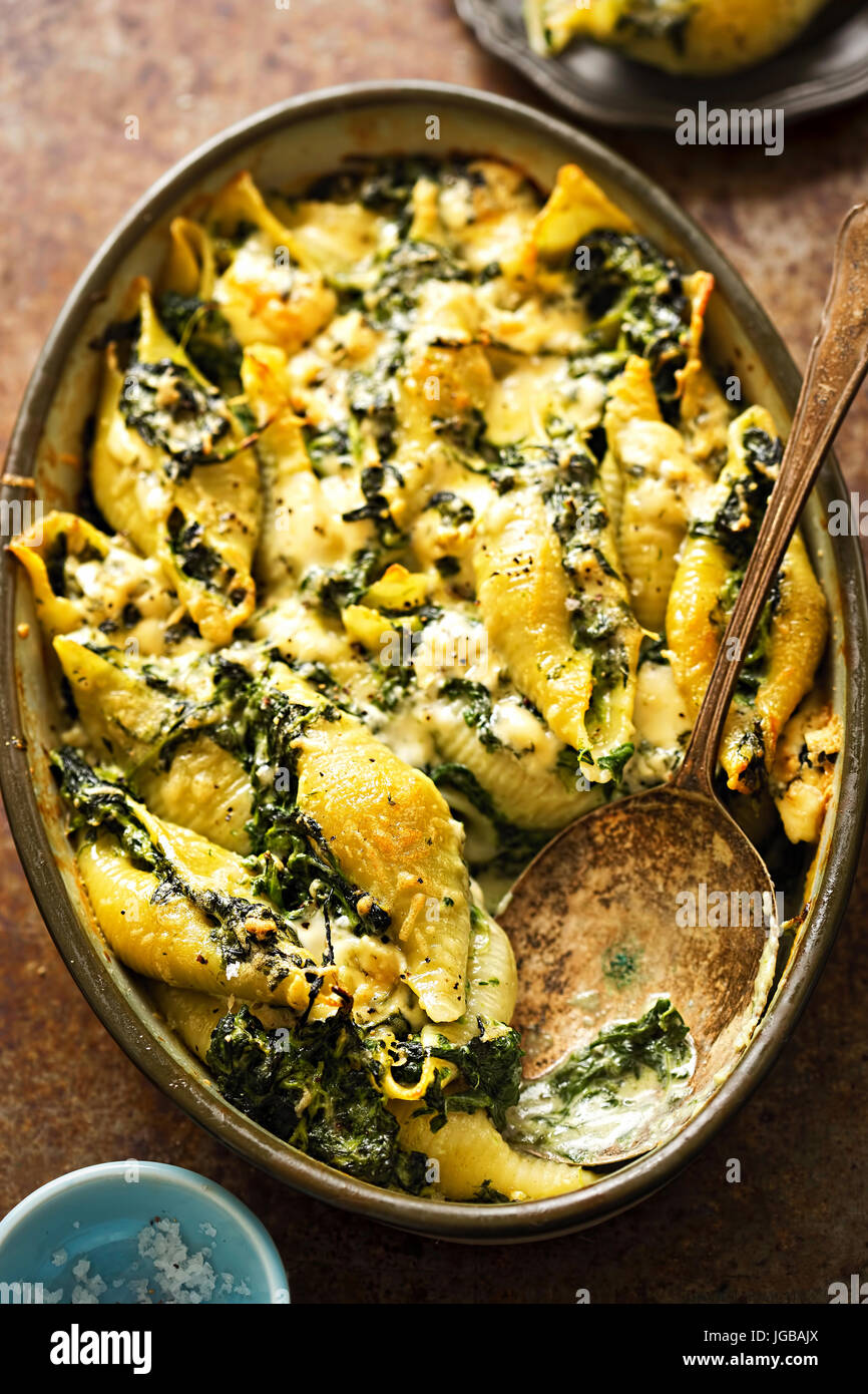 Spinat-Jumbo Muschel-Nudeln mit Parmesan und Roquefort Käse Backen ...