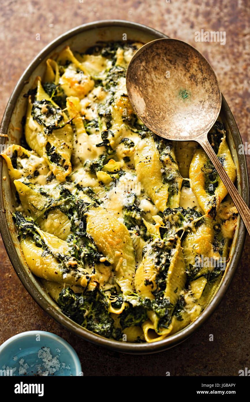 Spinat-Jumbo Muschel-Nudeln mit Parmesan und Roquefort Käse Backen ...