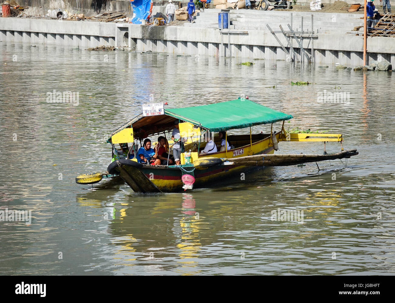 Manila, Philippinen - 21. Dezember 2015. Ein Boot, läuft über Fluß bei ...