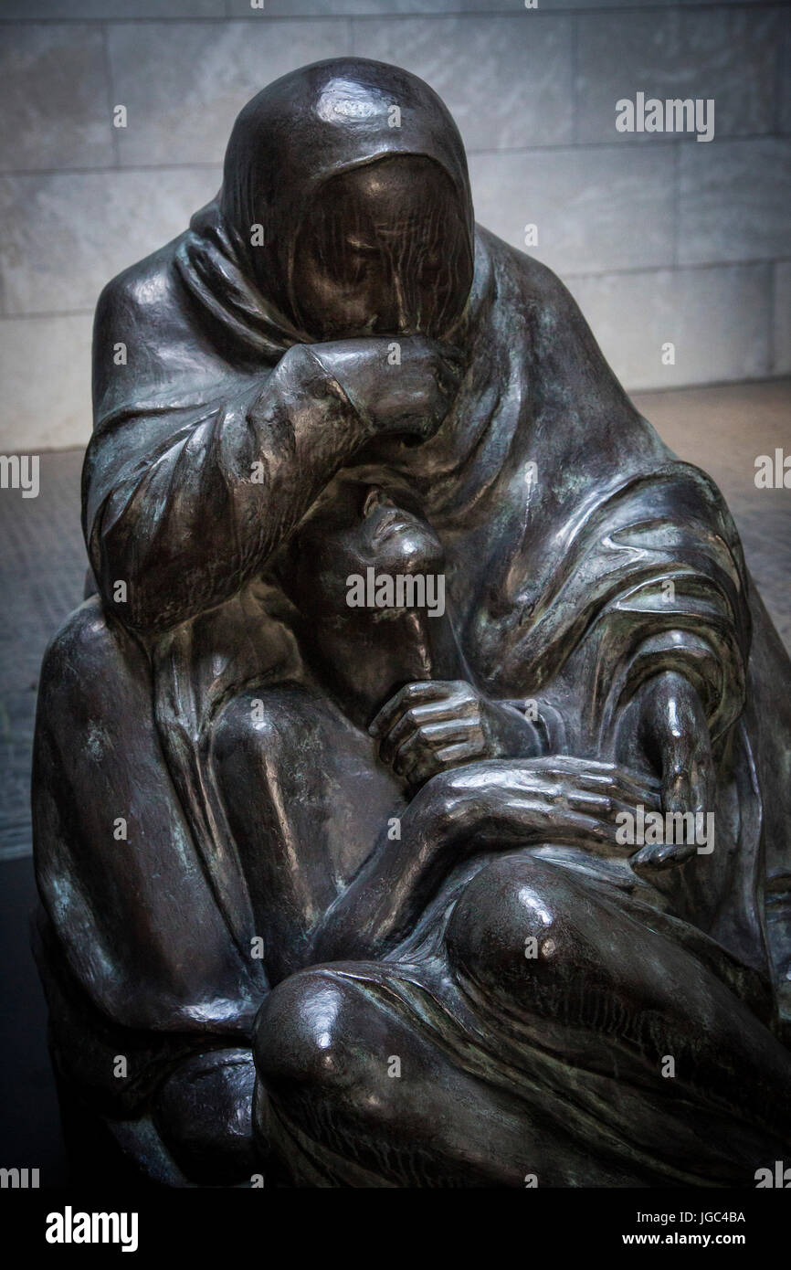 Kathe kollwitz mutter mit ihrem toten sohn oder pieta -Fotos und -Bildmaterial in hoher ...