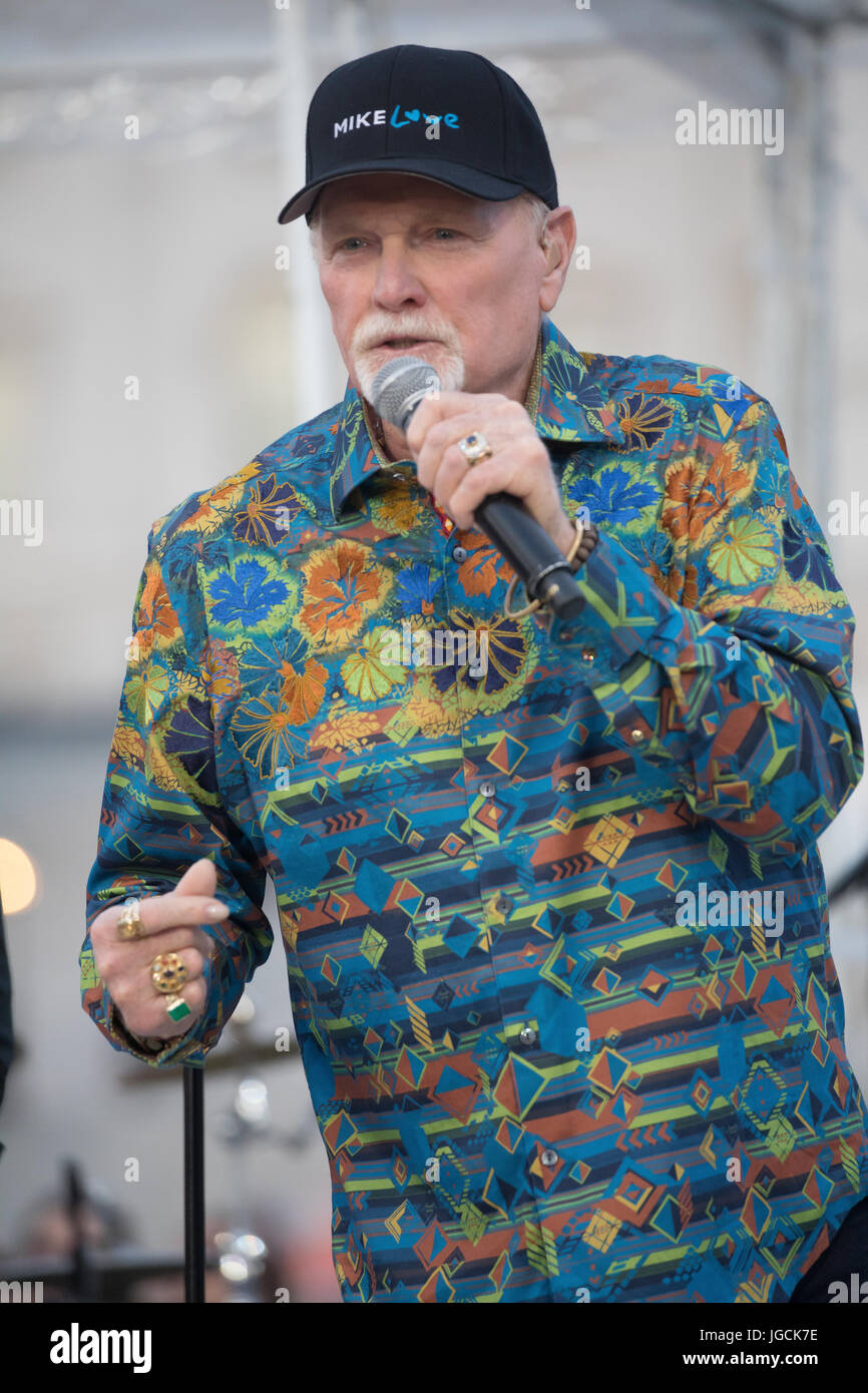Die Beach Boys, unter der Leitung von Sänger Mike Love (Foto) sang ...
