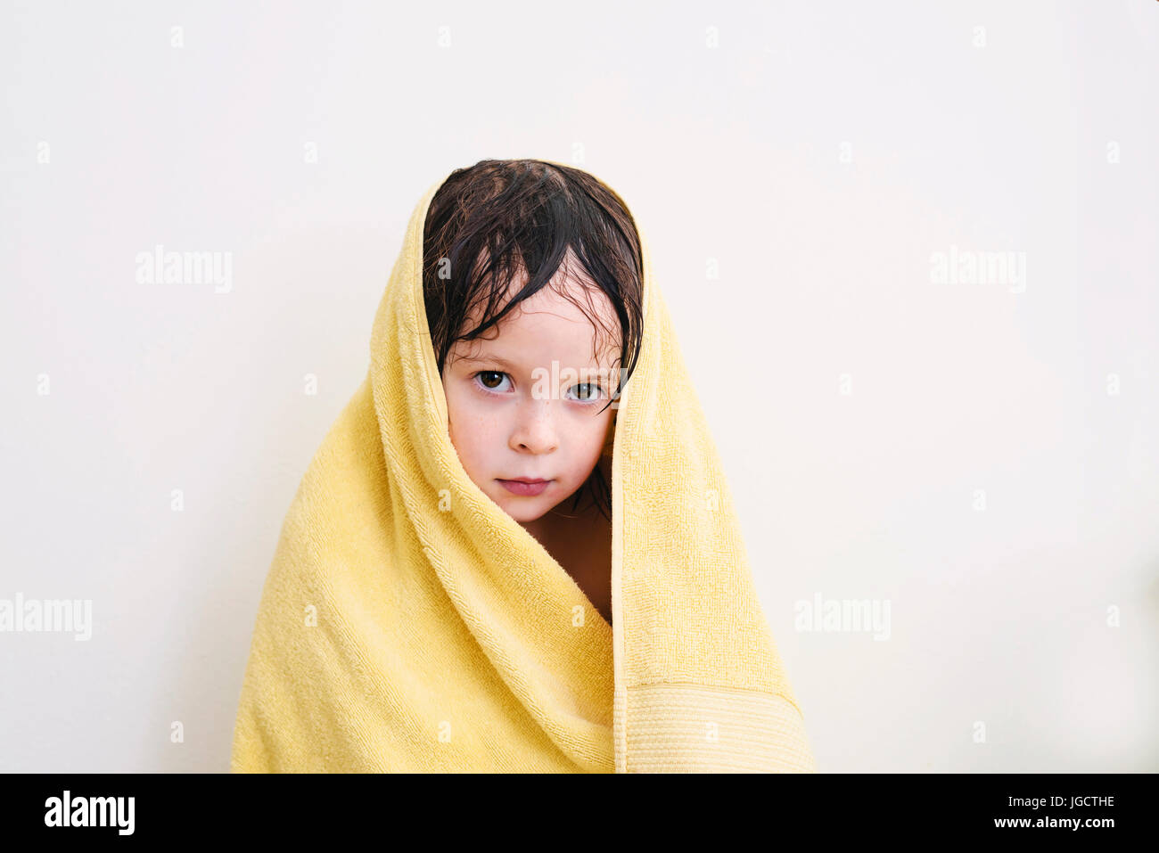 Girl handtuch -Fotos und -Bildmaterial in hoher Auflösung – Alamy