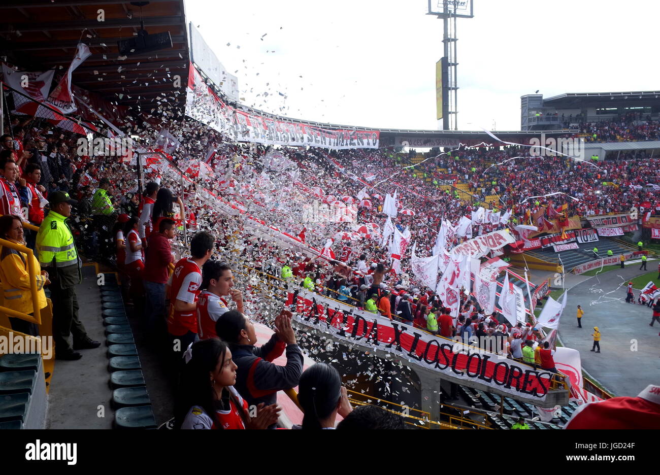 Fussball stadion fans emotionen -Fotos und -Bildmaterial in hoher ...