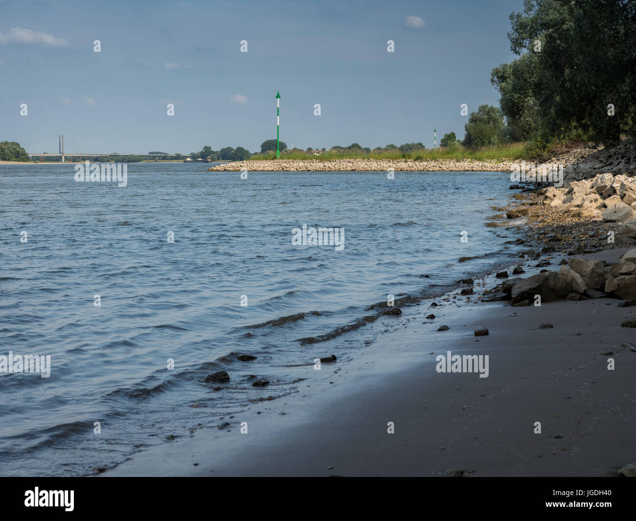 An den Ufern des Rheins mit Blick auf die Rheinbrücke in der Nähe von ...