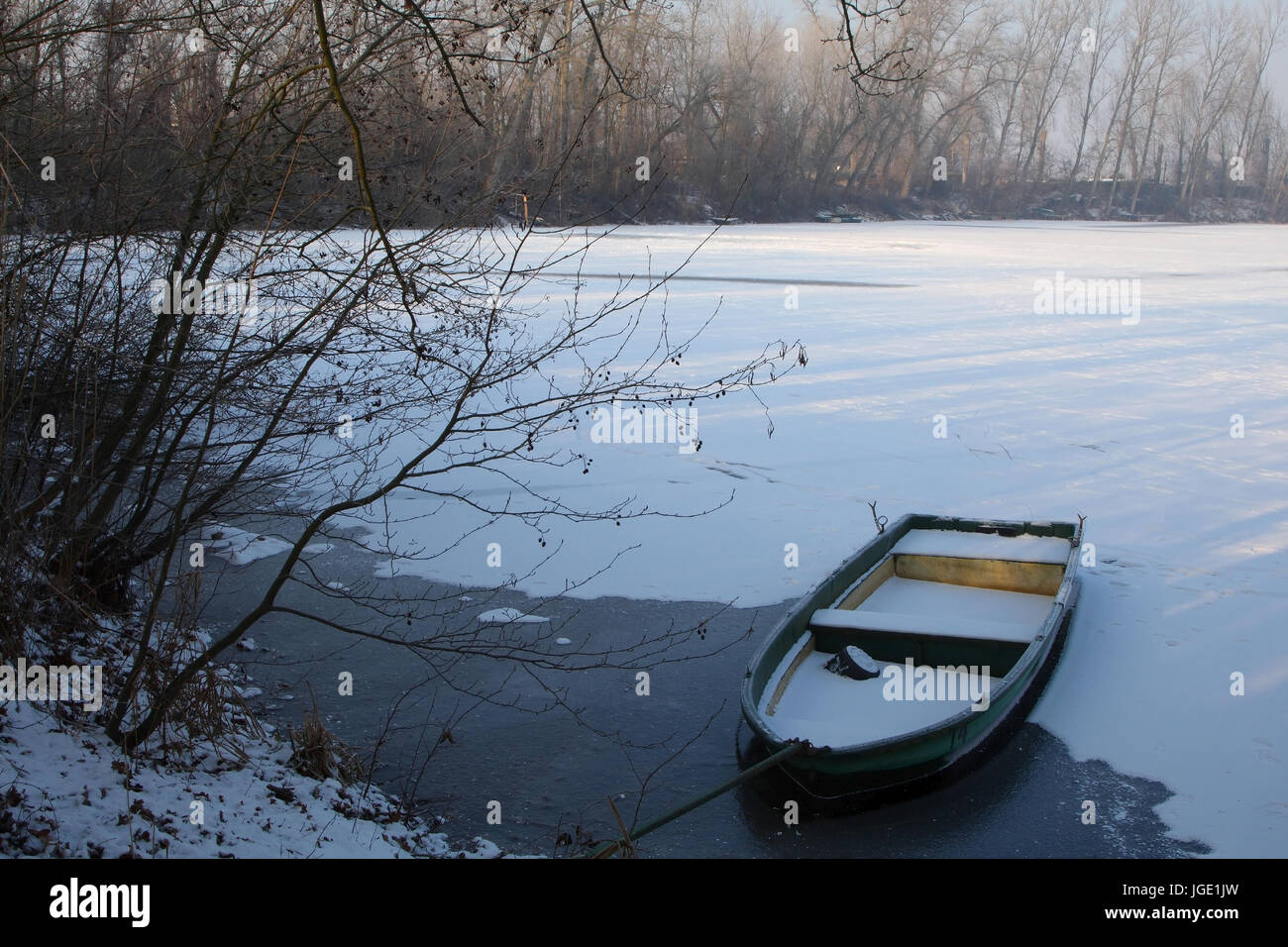 Altrheinsee mit einem kleinen Boot im Winter, Altrheinsee Mit Kahn Im ...