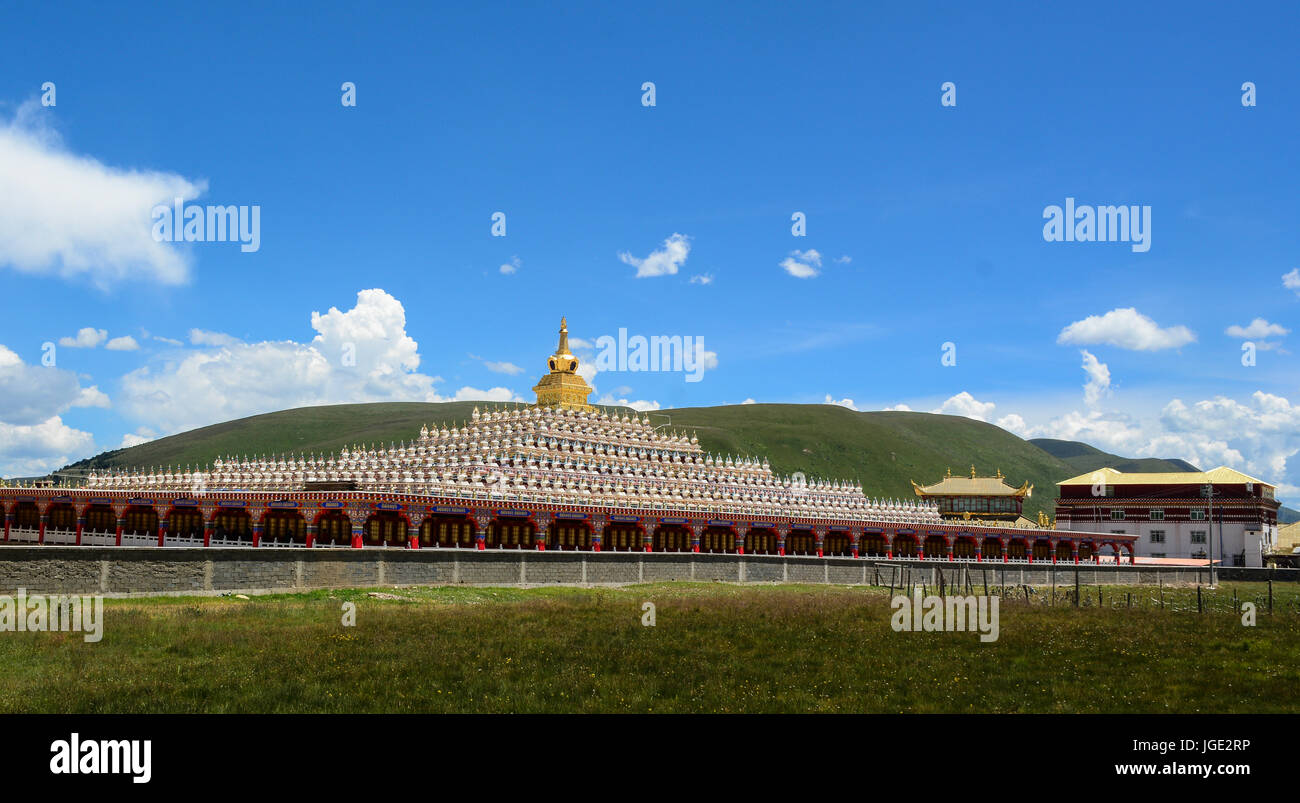 Haupthalle im Yarchen Gar Kloster in Garze Tibet, Sichuan, China ...