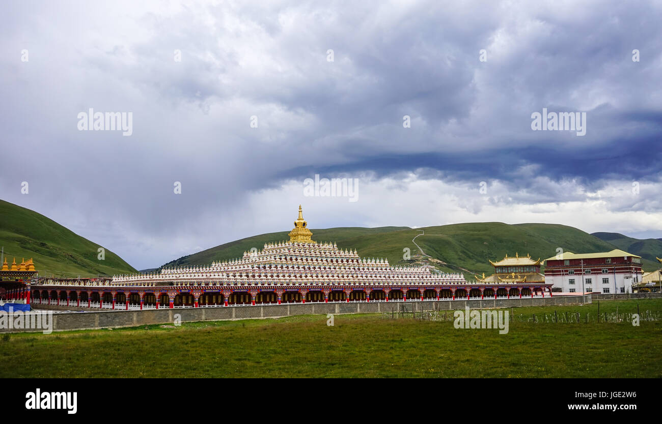 Main Hall des Yarchen Gar Kloster in Garze Tibet, Sichuan, China ...