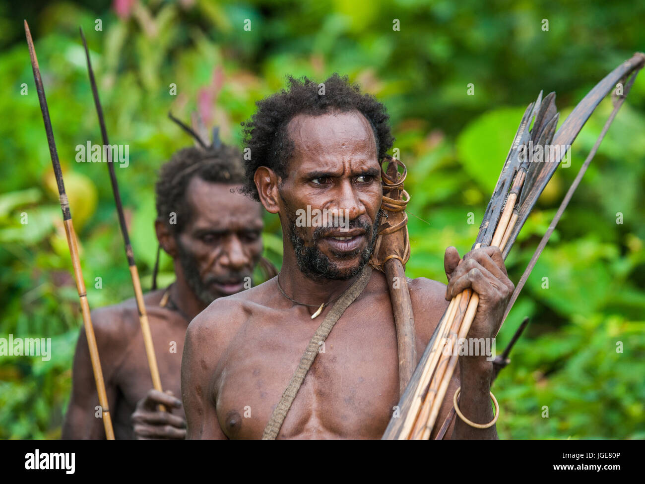Indonesien, ONNI Dorf, Neuguinea - 24.Juni: Mann Korowai Stamm. Stamm ...