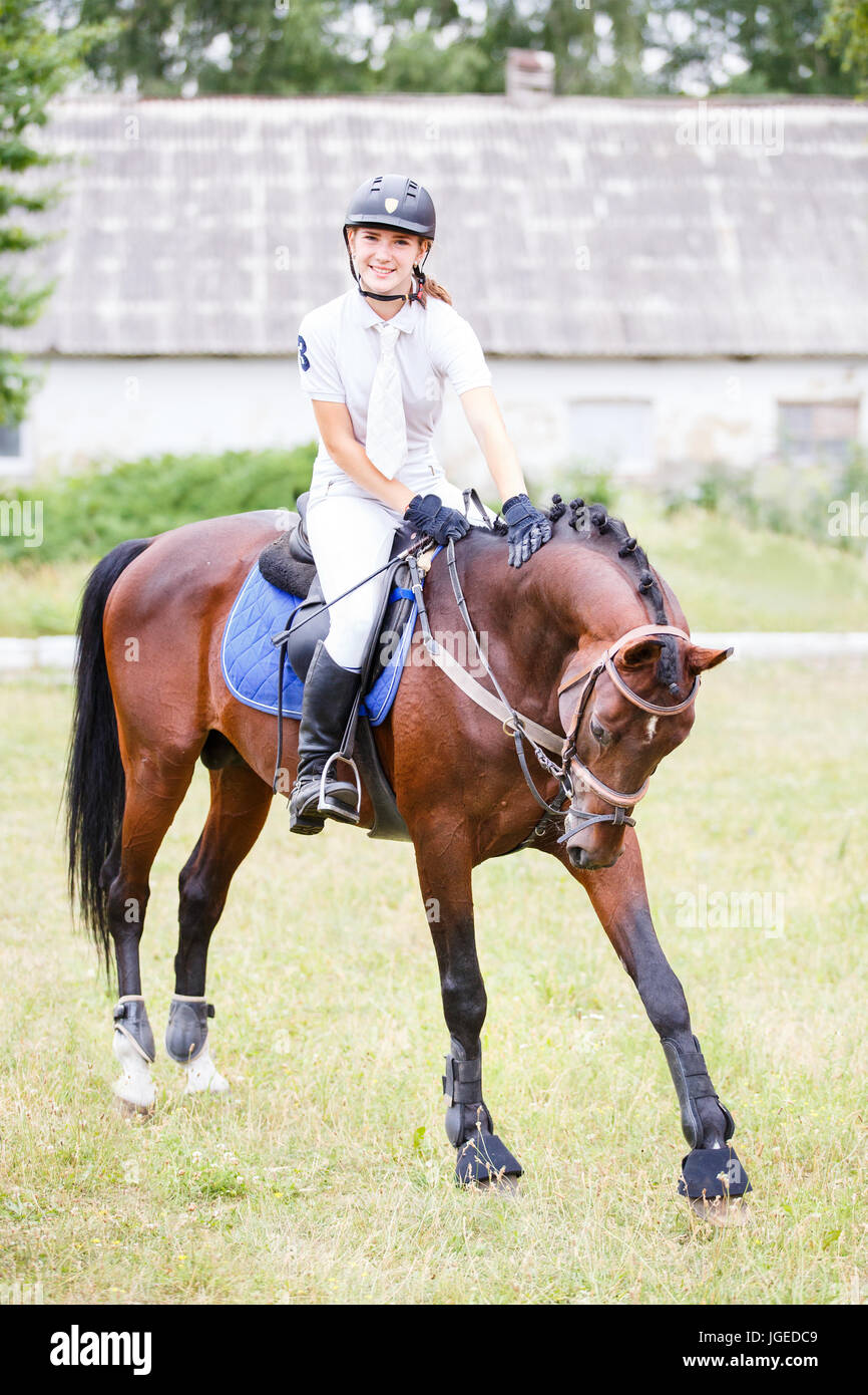 Lächelndes mädchen auf dem pferderücken -Fotos und -Bildmaterial in ...