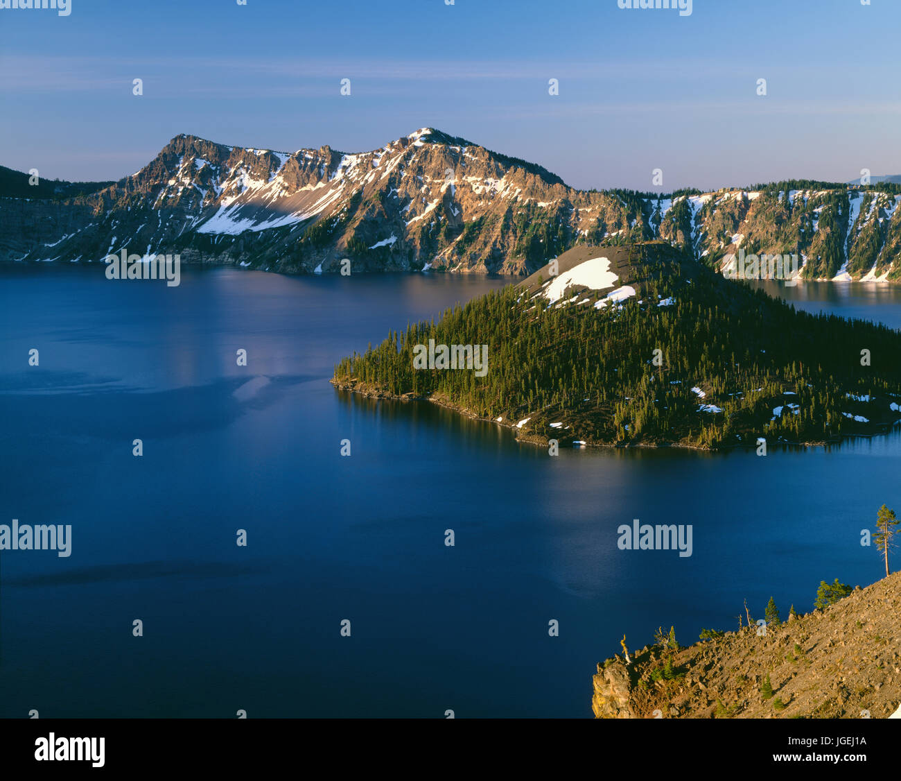 USA, Oregon, Crater Lake Nationalpark, Sonnenaufgang am Kratersee und ...