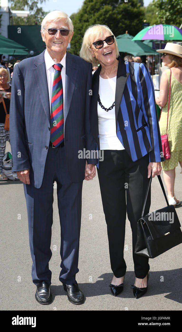 Sir Michael und Lady Mary Parkinson kommen am Tag vier der Wimbledon ...