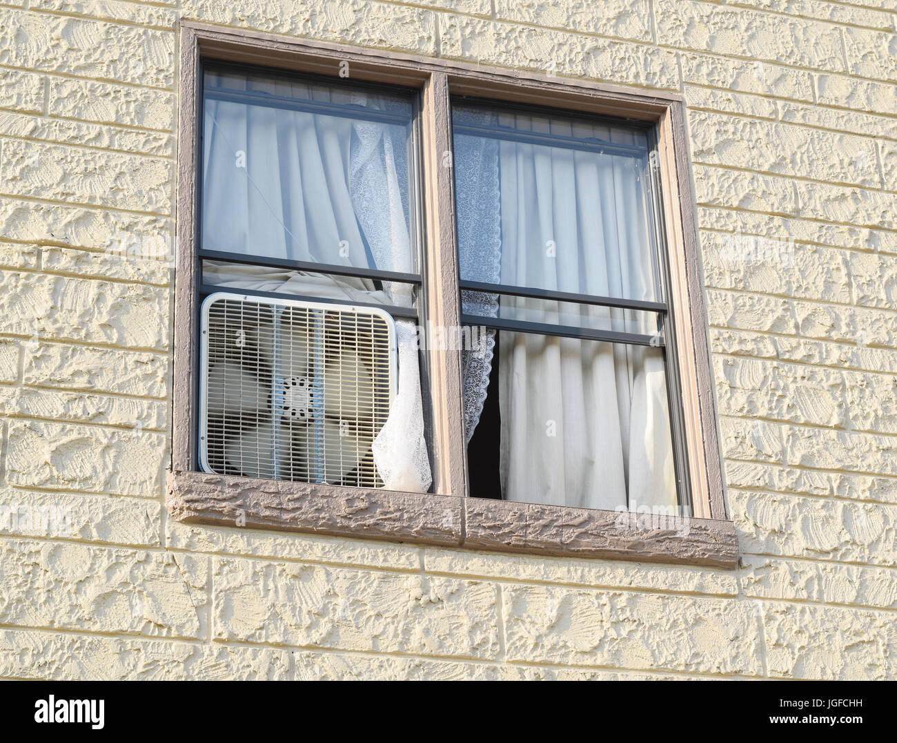 Box-Ventilator im Fenster eines alten Mehrfamilienhauses ...