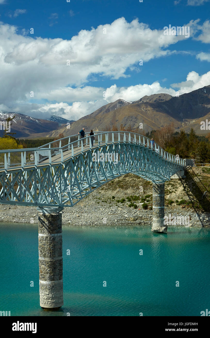 Touristen Auf Fußgängerbrücke über Lake Tekapo Steckdose Zur Kirche Des