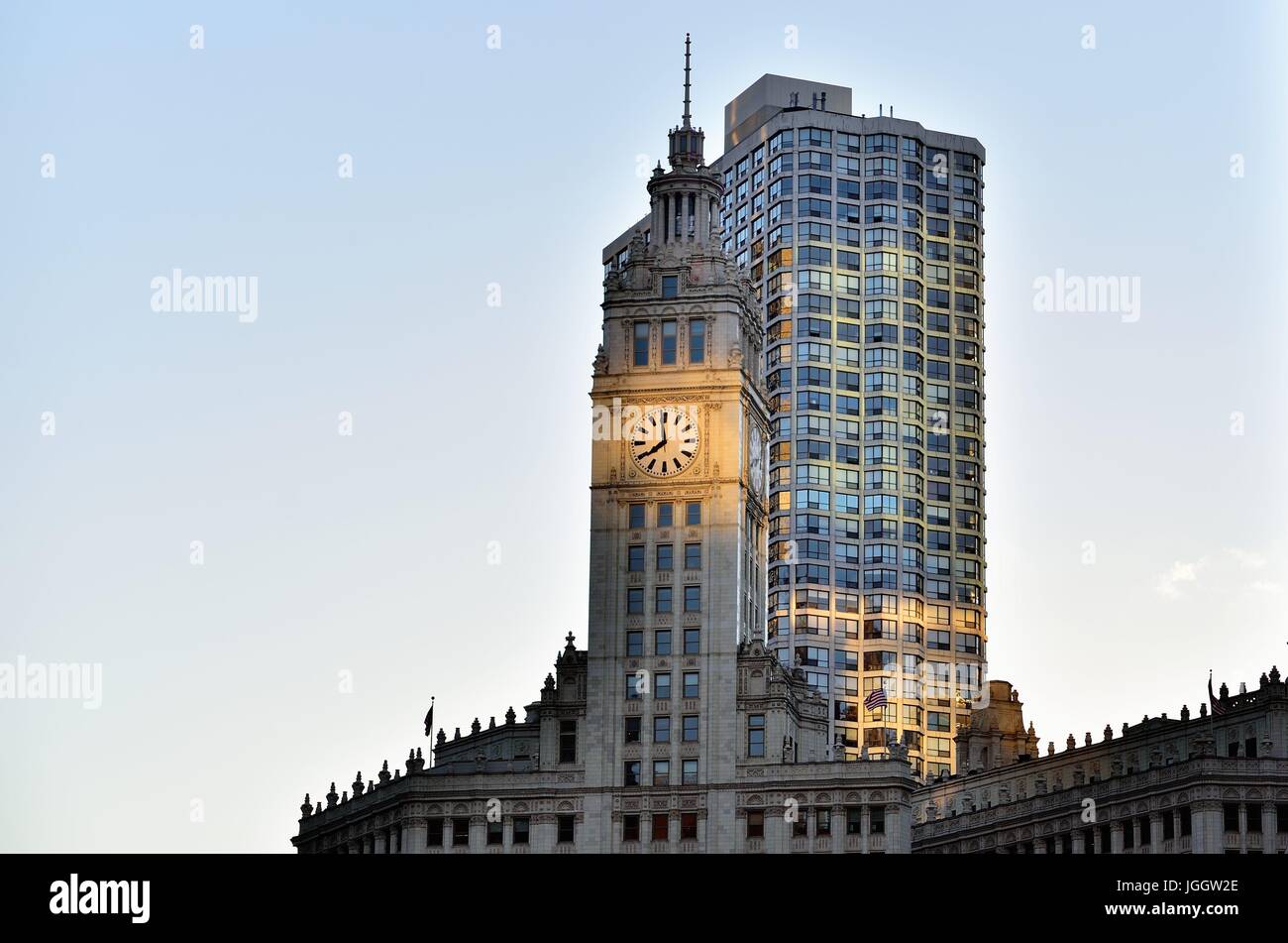 Mit der Sonne hinter den Chicago Landmark Wrigley Building, es erstellt ... Mit der Sonne hinter den Chicago Landmark Wrigley Building, es erstellt ...
