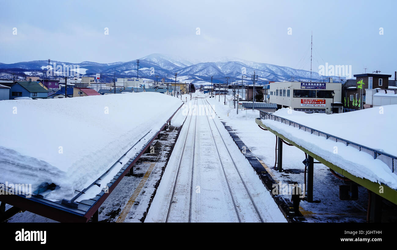 Yoichi, Japan - 4. Februar 2015. Menschen warten am Bahnhof in Yoichi ...