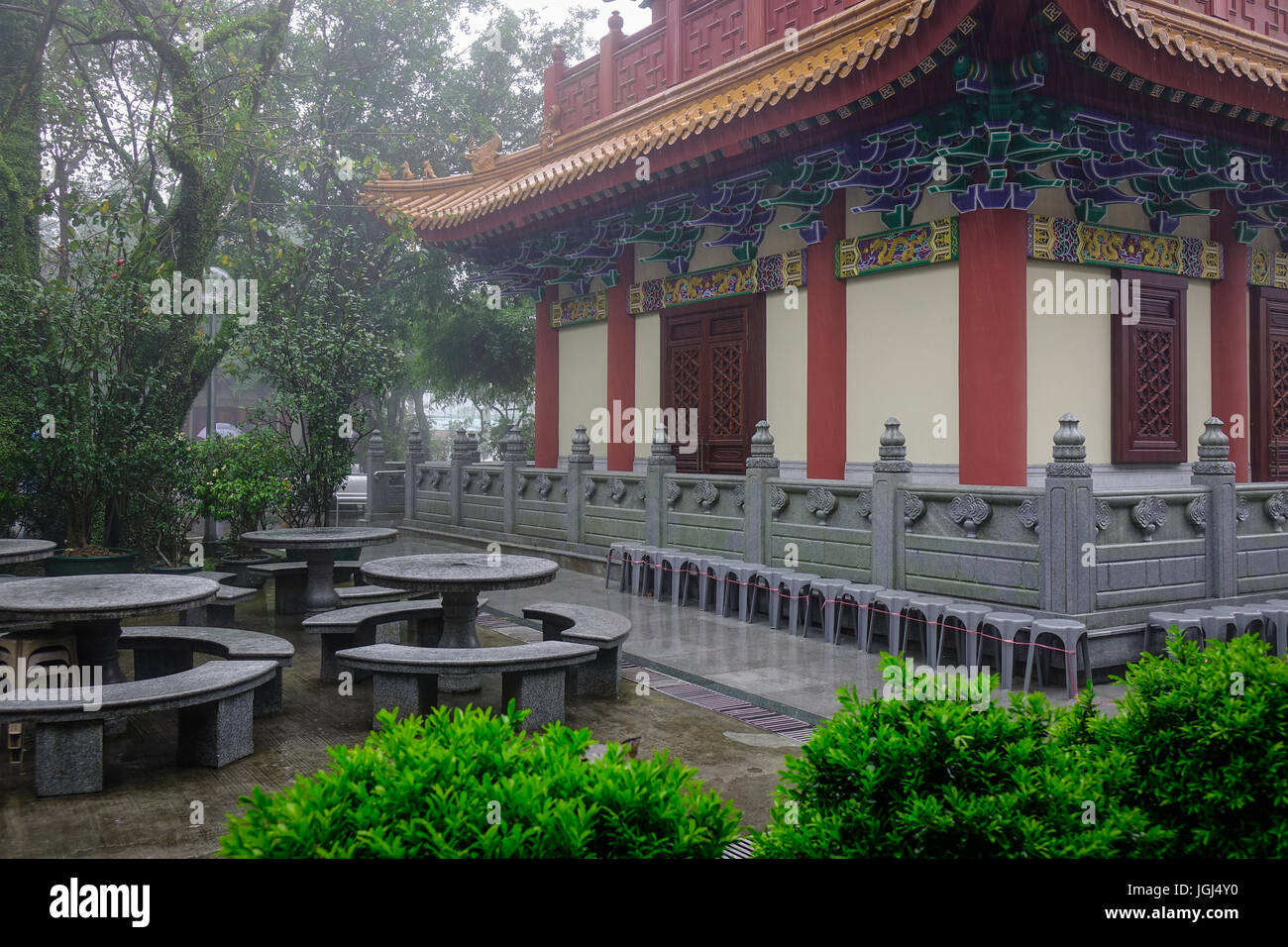 Po Lin Monastery mit Garten am regnerischen Tag in Hong Kong. Po Lin ...