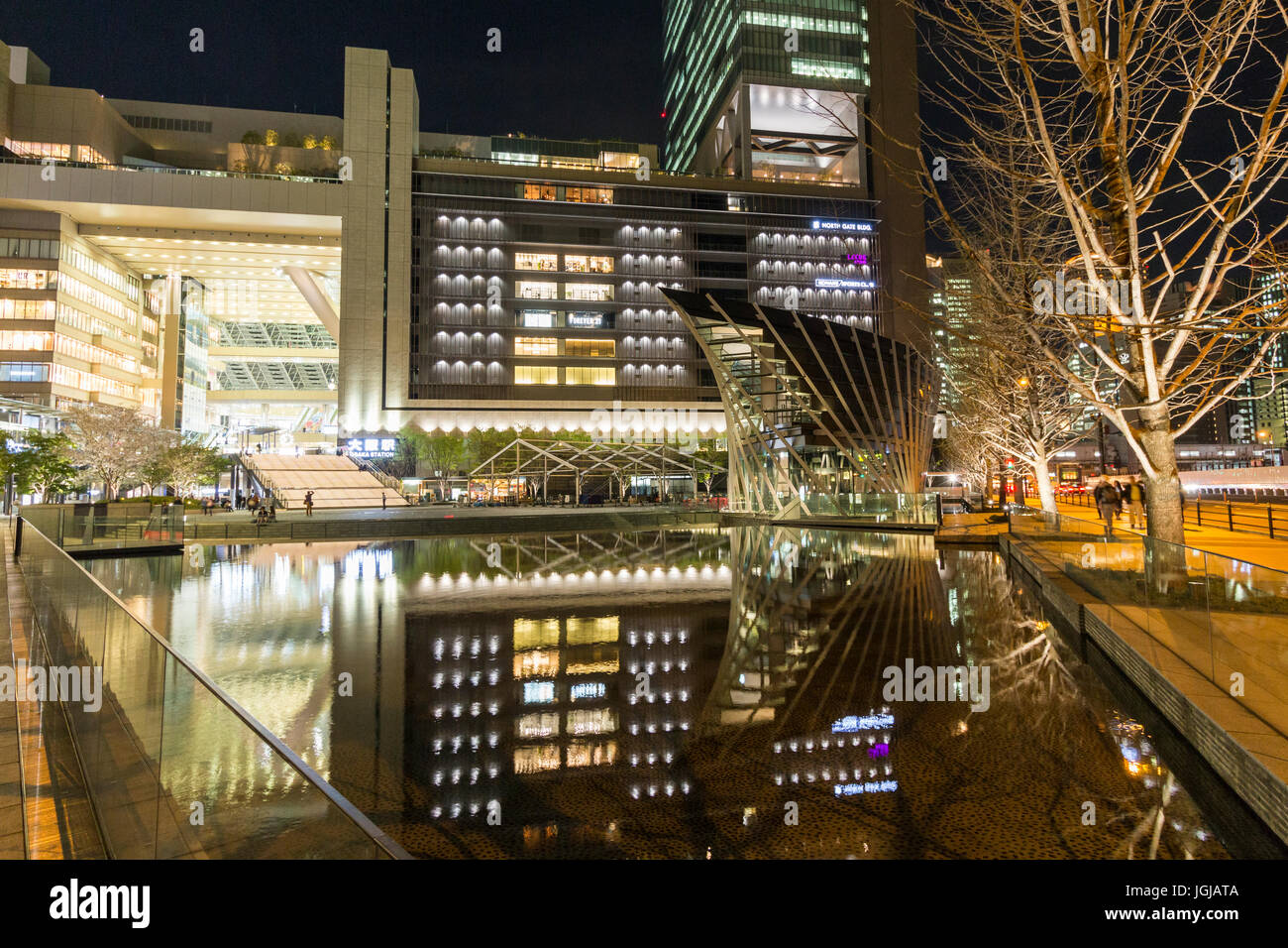 Japan, Osaka. Nacht, Stadt Osaka Bahnhof. Eingang Nord in der Nacht ...