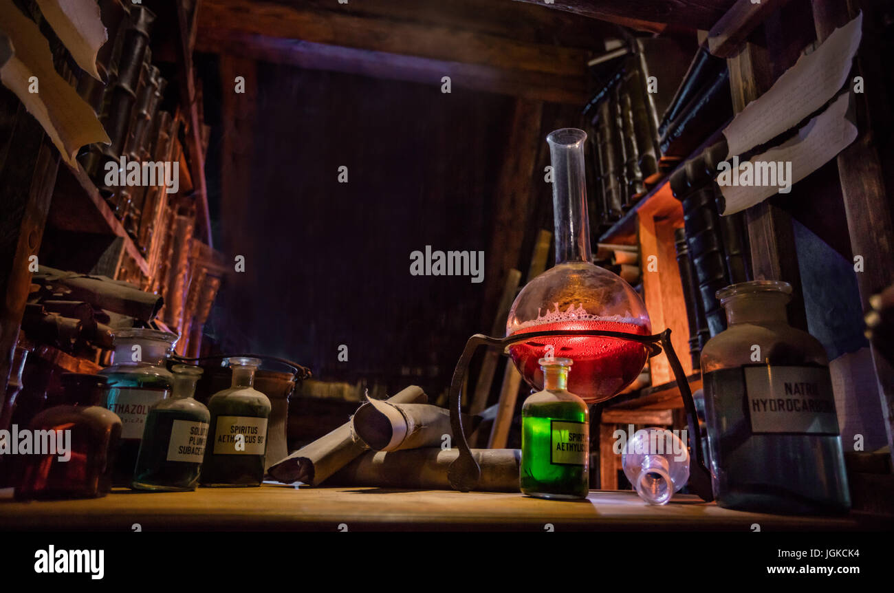 Alchemist laboratory -Fotos und -Bildmaterial in hoher Auflösung – Alamy