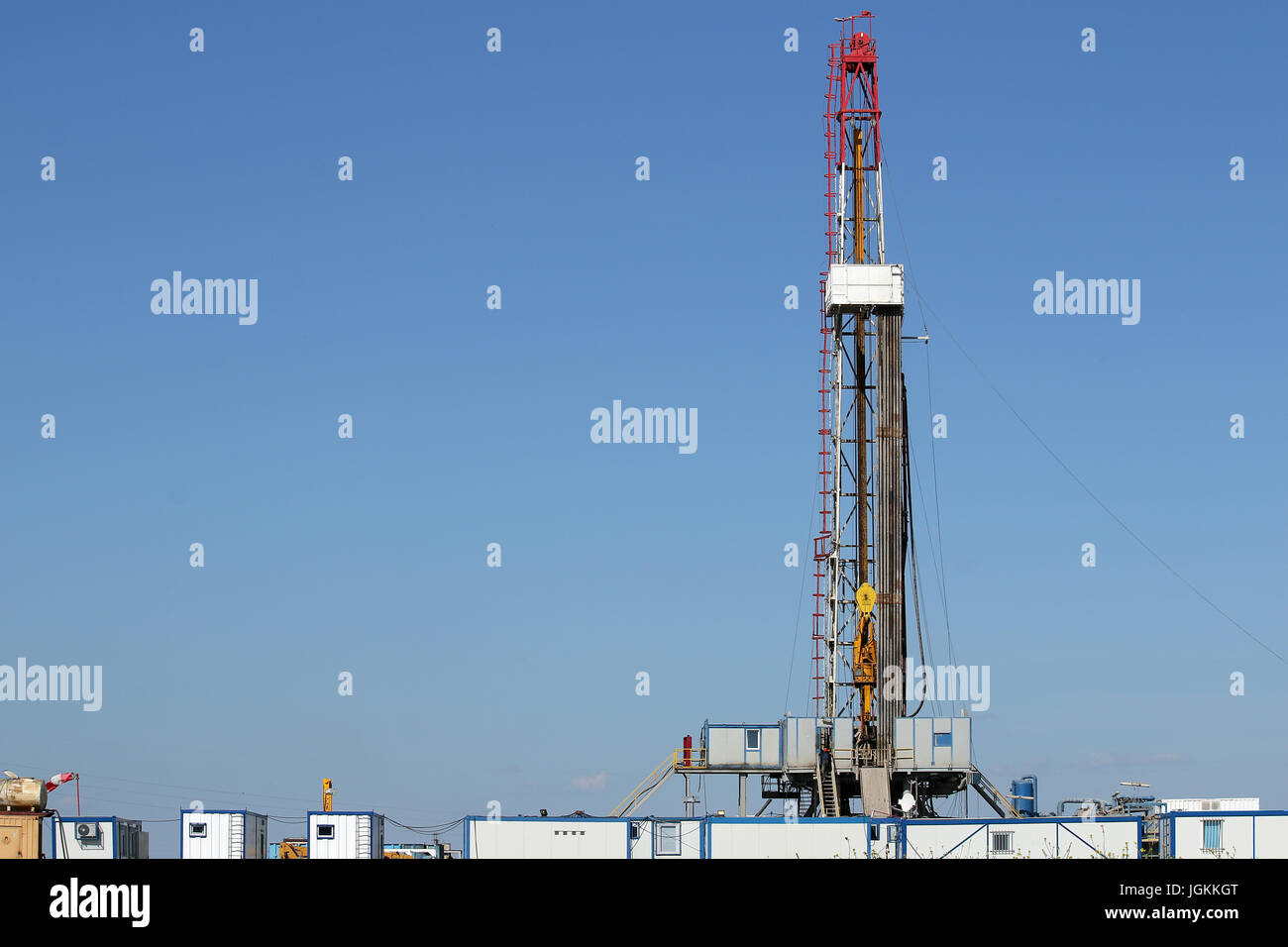 Large offshore oil rig platform -Fotos und -Bildmaterial in hoher ...