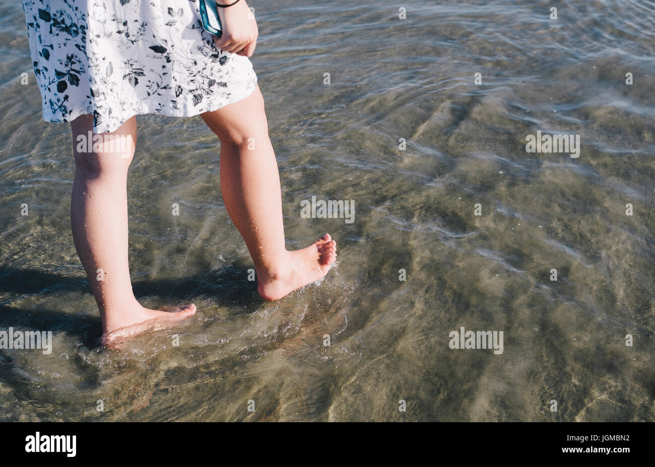 Maedchen barfuss -Fotos und -Bildmaterial in hoher Auflösung – Alamy