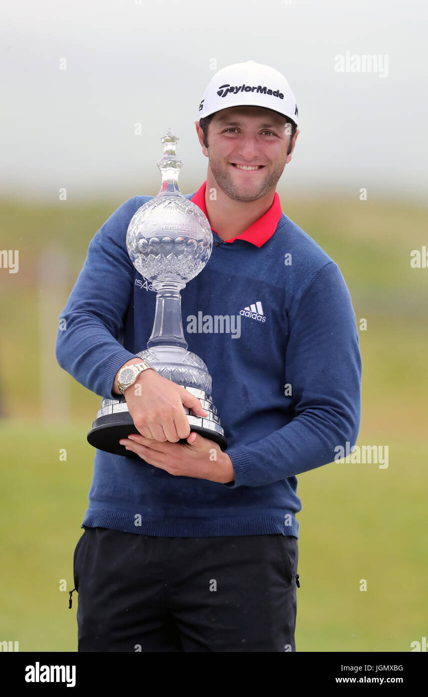 Spaniens Jon Rahm mit der Trophäe nach dem Gewinn der Dubai Duty Free ...