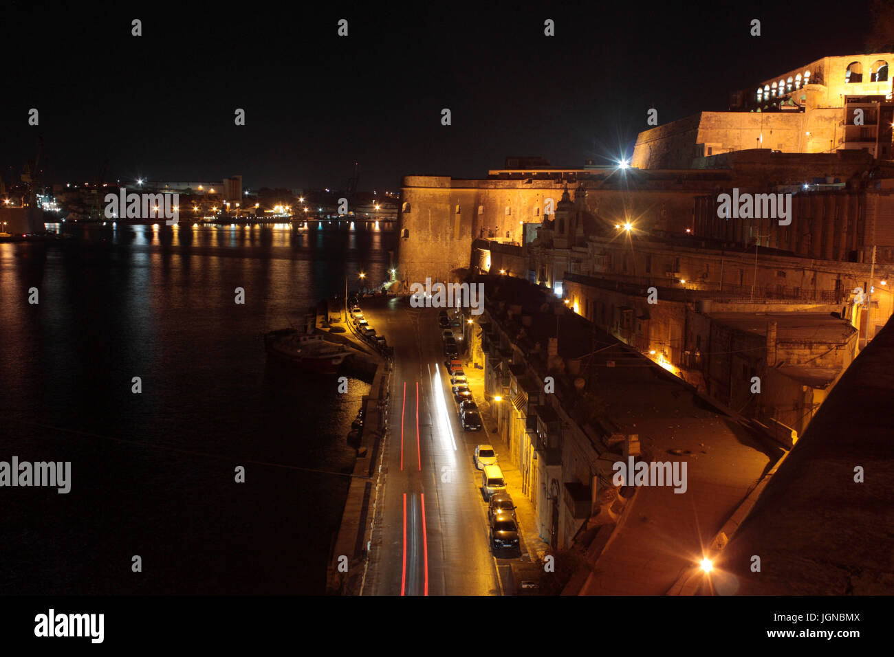 Barriera Wharf, Valletta, Malta, mit Befestigungsanlagen nachts ...