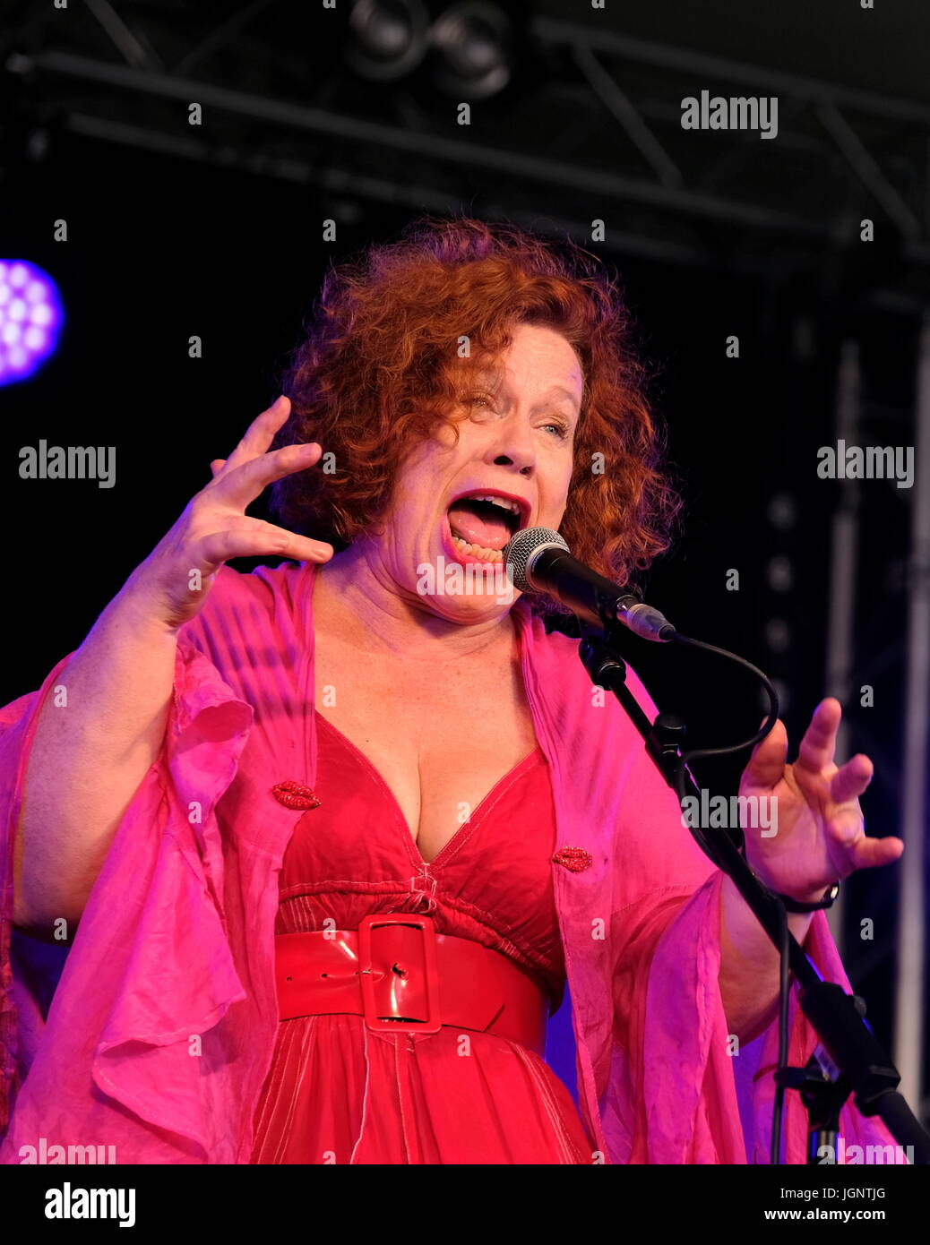 British singer sarah -Fotos und -Bildmaterial in hoher Auflösung – Alamy