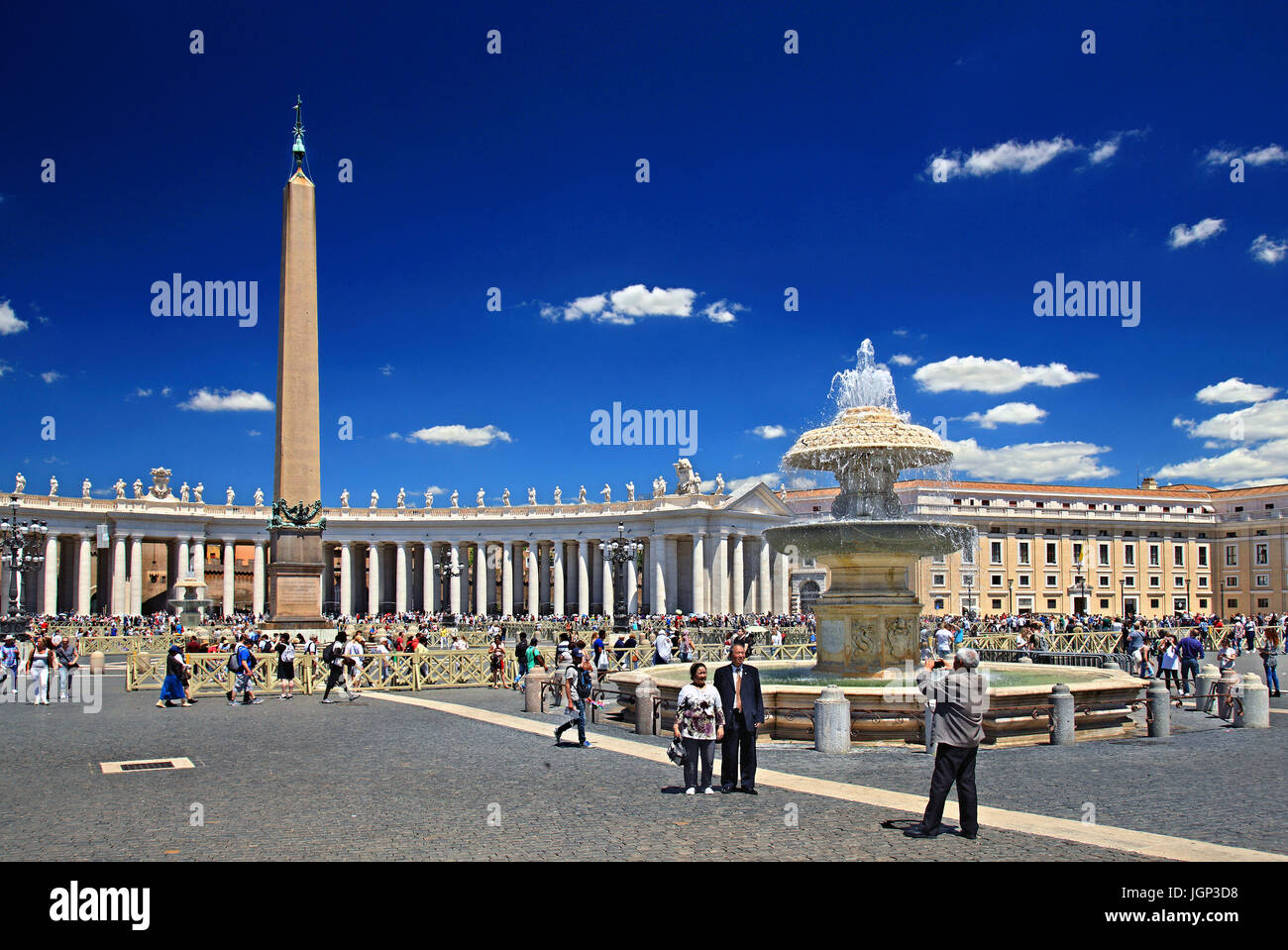 An der Piazza di San Pietro (Petersplatz) vor St. Peter Basilika ...
