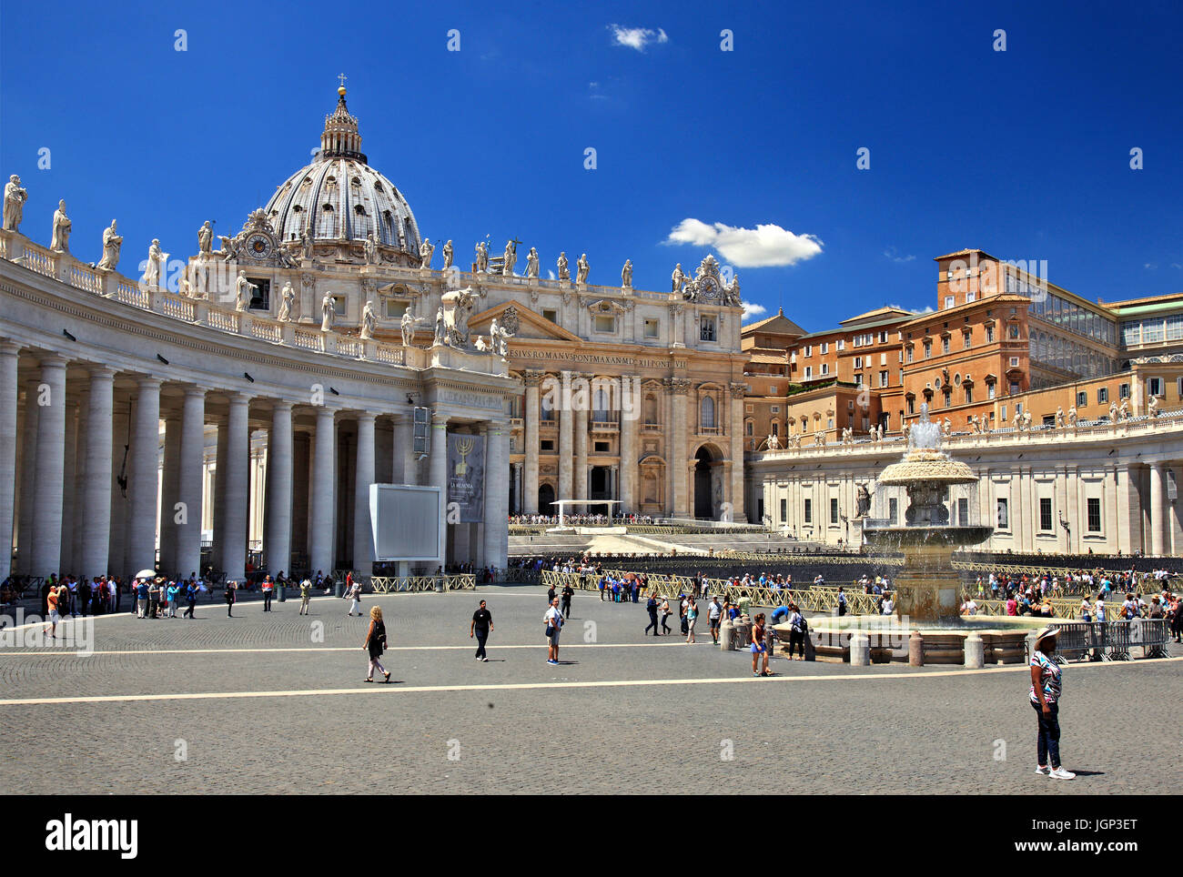 An der Piazza di San Pietro (Petersplatz) vor St. Peter Basilika ...