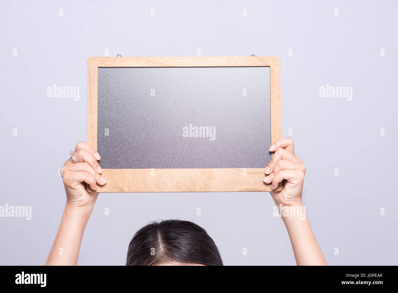 Weibliche Hände halten mit der leere Tafel Stockfotografie - Alamy