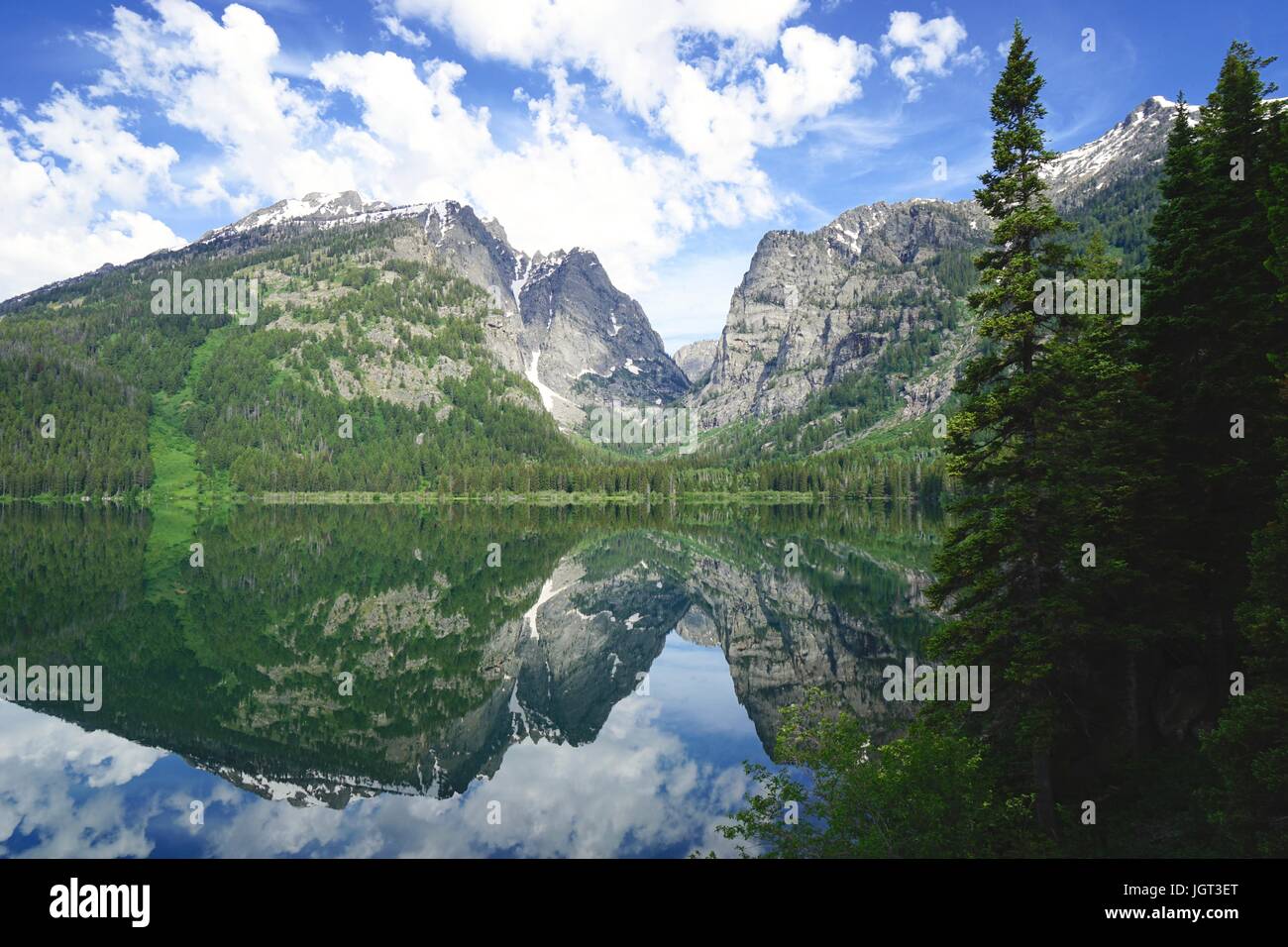 Blauer himmel spiegelt sich im blauen wasser eines sees wider -Fotos und -Bildmaterial in hoher ...